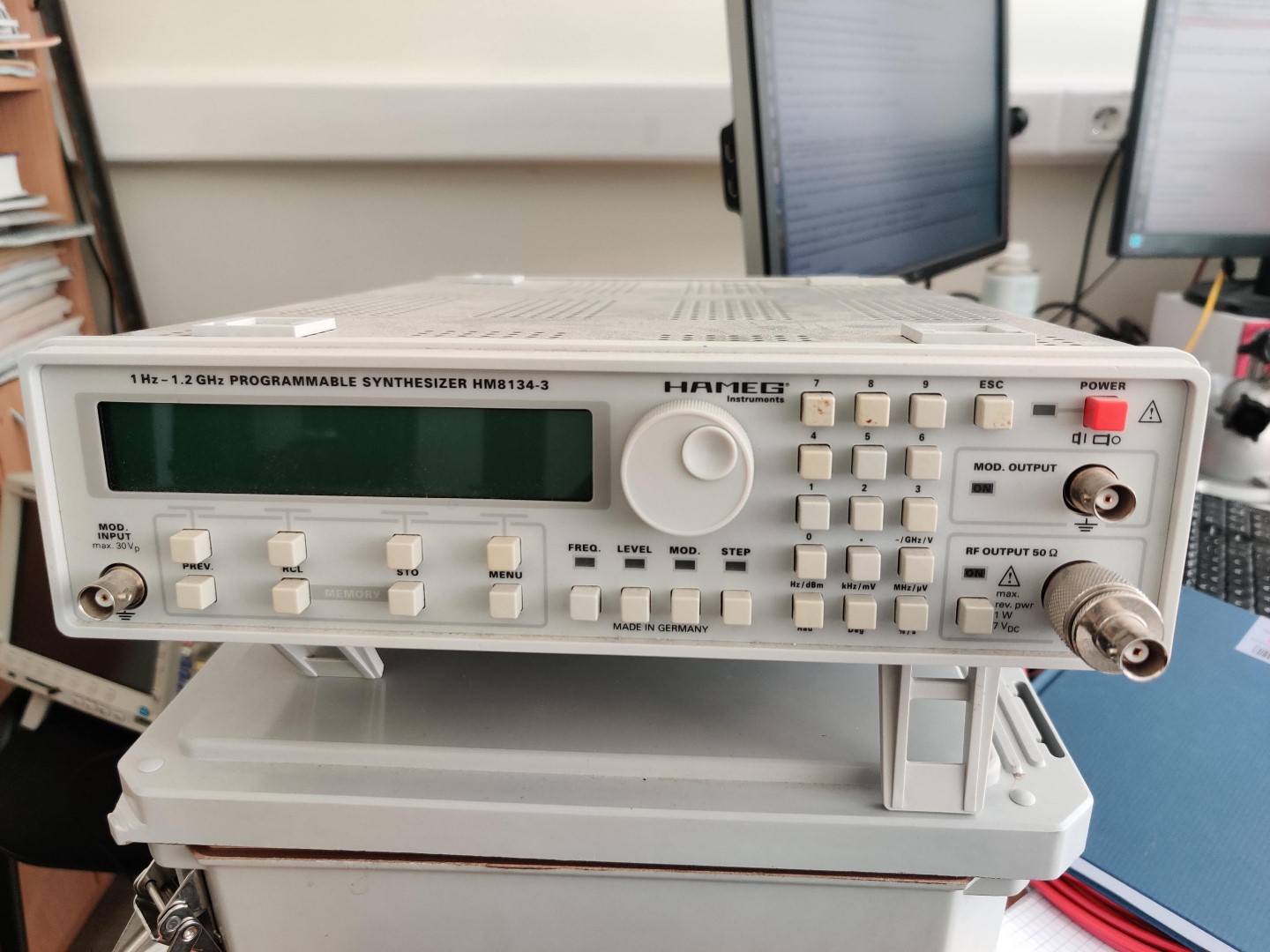 RF Synthesizer HM8134-3 – Elektronikas un datorzinātņu institūts