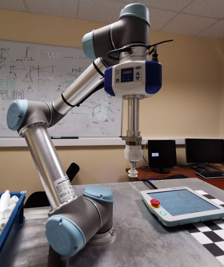 Industrial robot – Universal Robots UR5 – Elektronikas un datorzinātņu ...