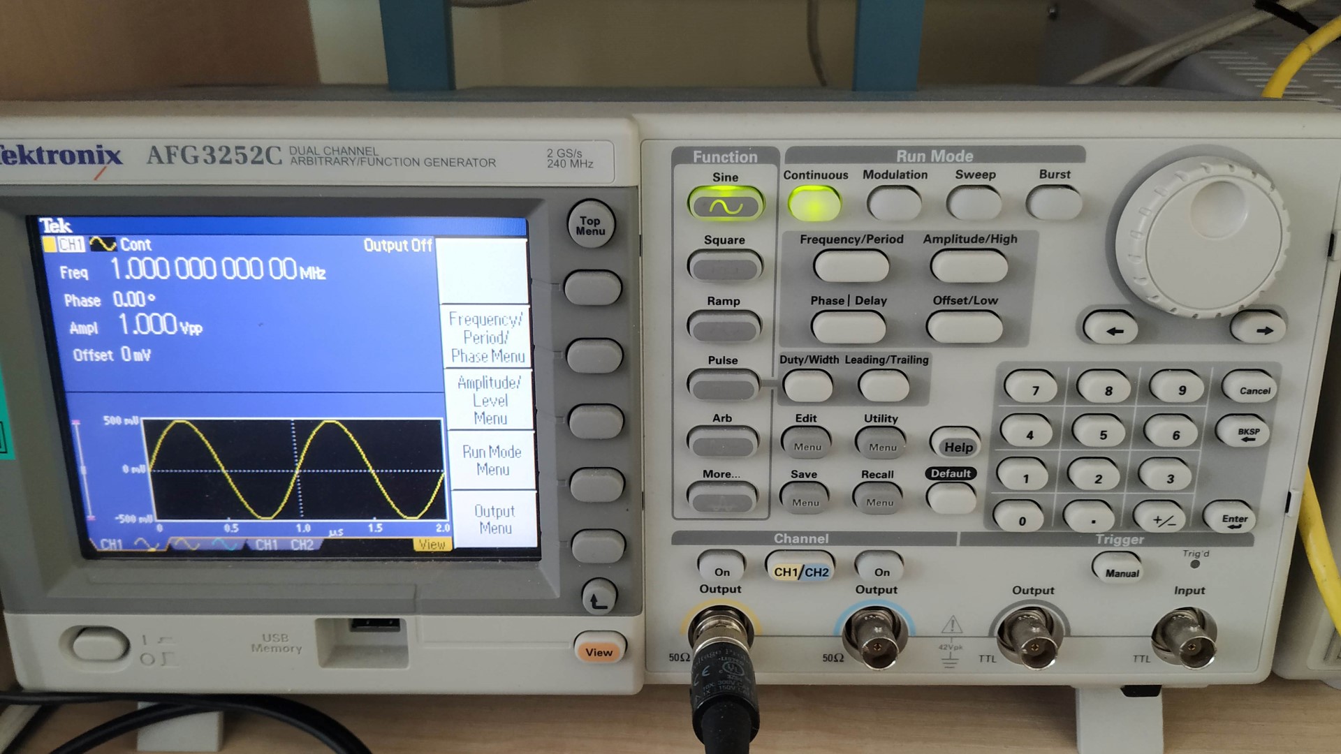 Tektronix AFG3252 – Elektronikas un datorzinātņu institūts